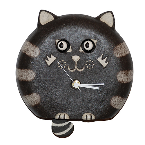Reloj de pared en forma de gato realizado en cerámica.